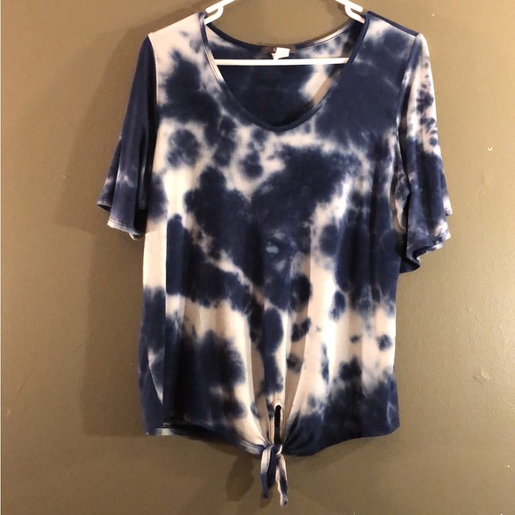 Gyft | Tops | Gyft Bluewhite Tie Dye Short Sleeve Tied At The Bottom ...